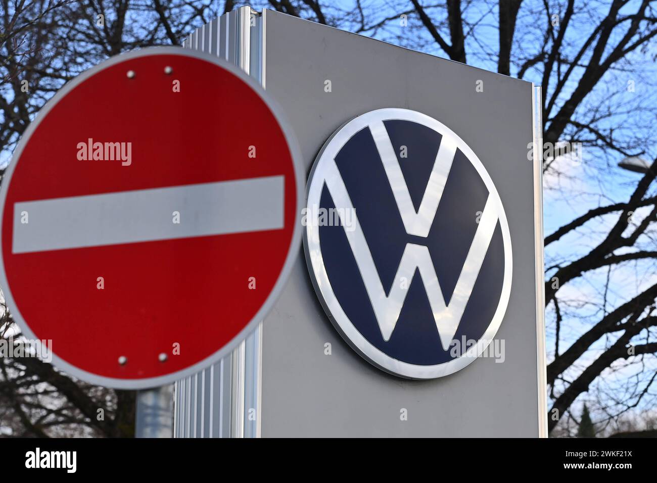 Volkswagen Markenemblem ,VW Emblem,Logo hinter Einbahnstrassenschild ...