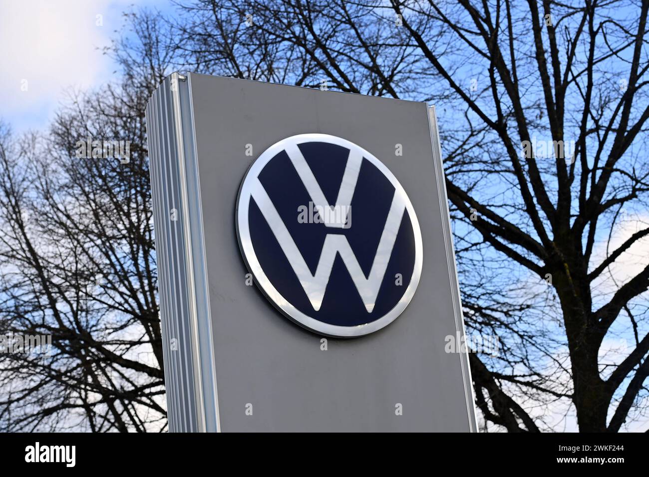 Volkswagen Markenemblem ,VW Emblem,Logo an einem VW Autohaus. *** Volkswagen brand emblem ,VW ...