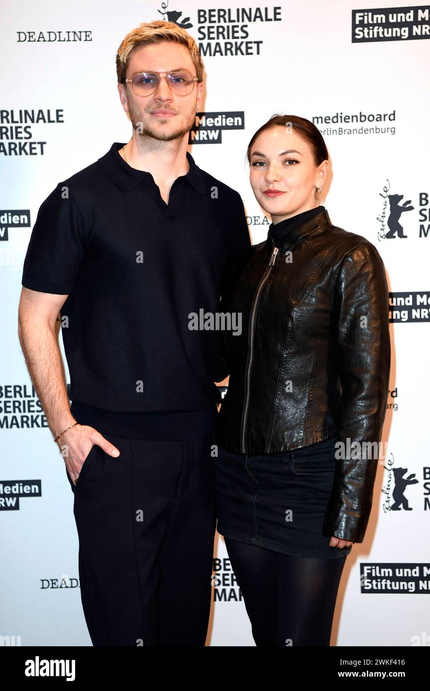 Jannik Schümann und Emma Drogunova bei der Premiere der RTL Serie Disko ...