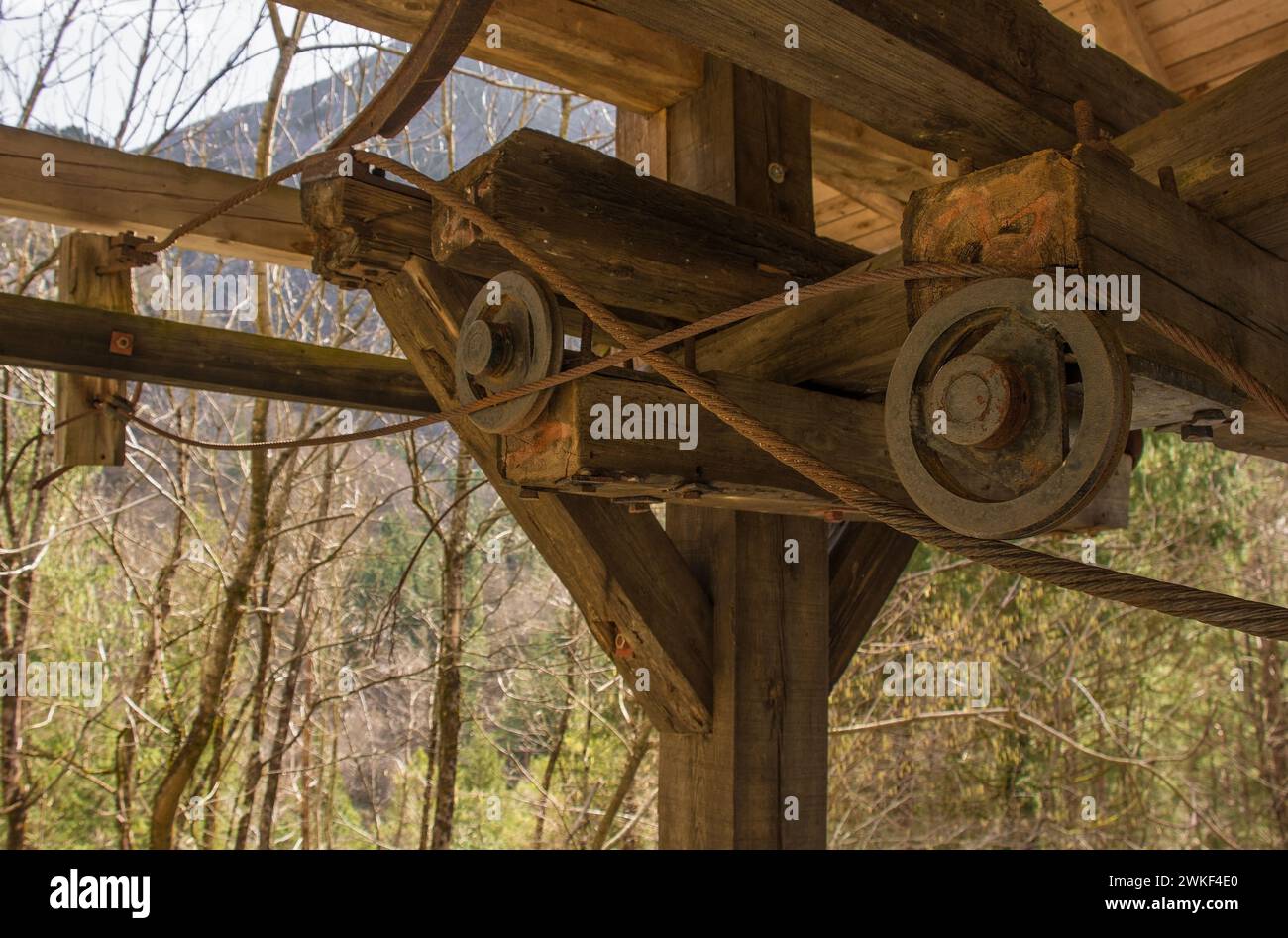 Cutting timber pulley hi-res stock photography and images - Alamy