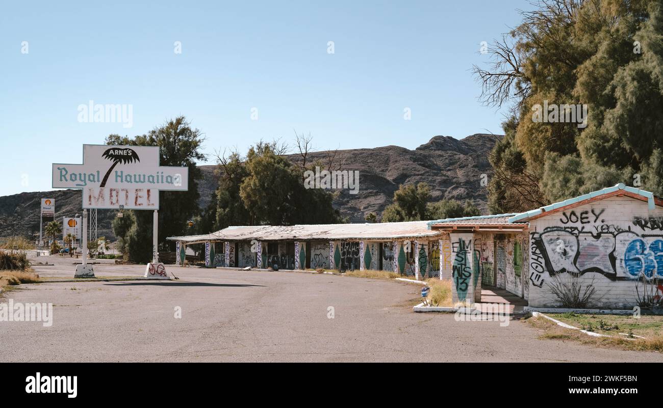 Ruins of abandoned motel hi-res stock photography and images - Alamy