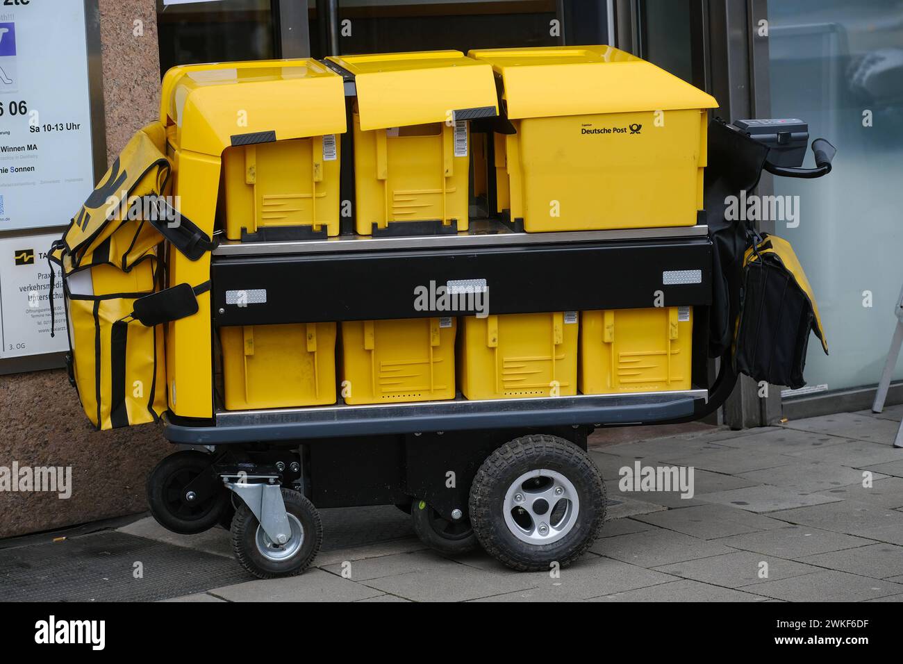 Düsseldorf 20.02.2024 Post DHL Brief Briefe Briefzustellung Zusteller ...