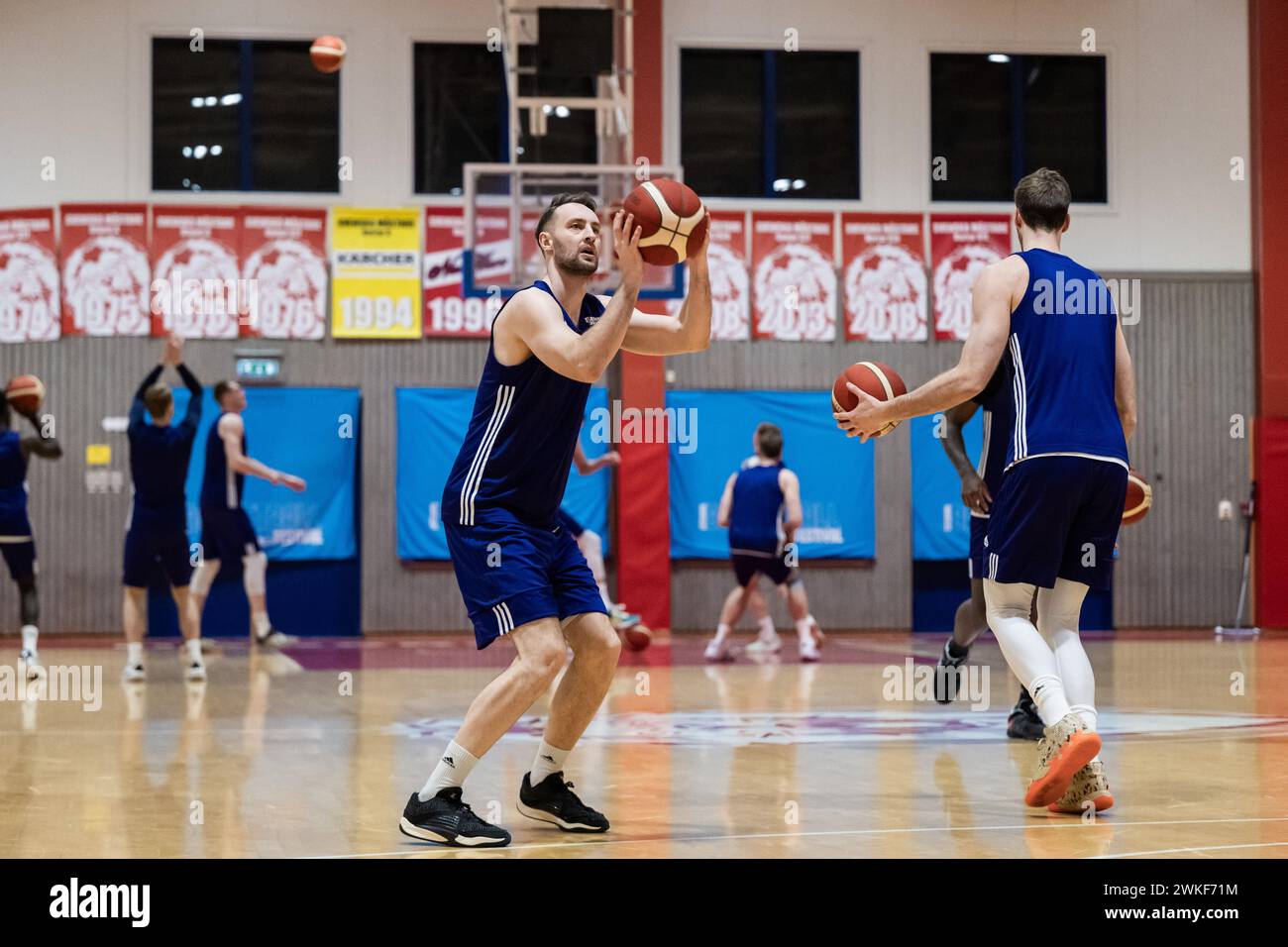 240220 Johan Löfberg under en träning med det svenska herrlandslaget i ...