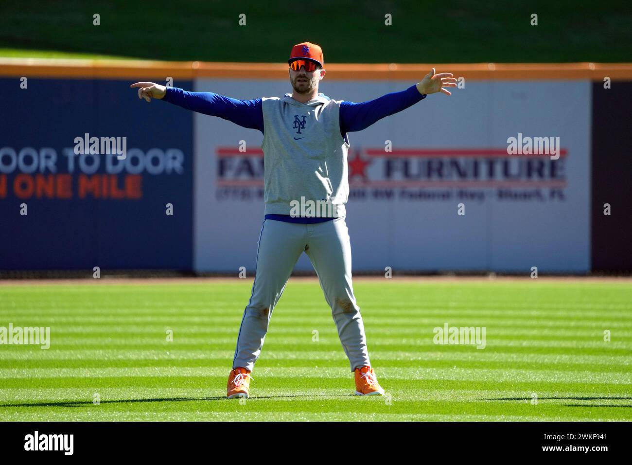 New York Mets' Pete Alonso stretches during a spring training baseball ...