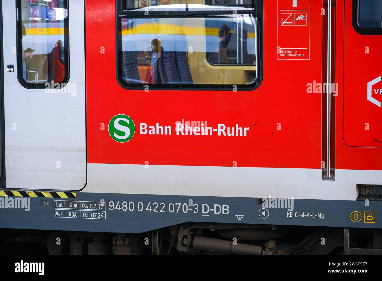 Düsseldorf 20.02.2024 Hauptbahnhof DB Deutsche Bahn S-Bahn Nahverkehr ÖPNV Verkehrsverbund Rhein ...