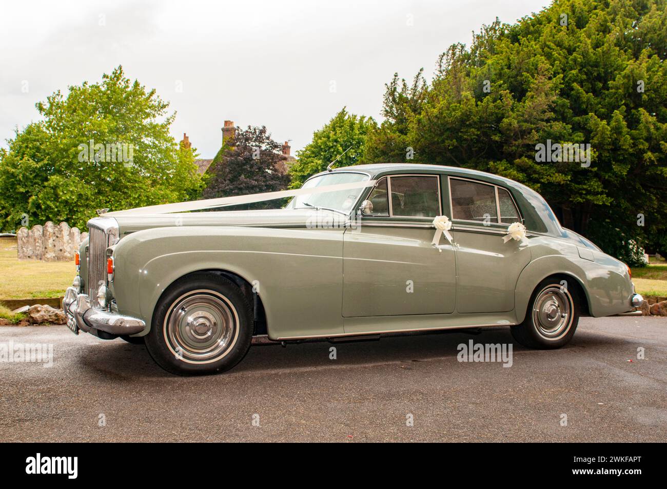 Wedding car with ribbons hi-res stock photography and images - Alamy