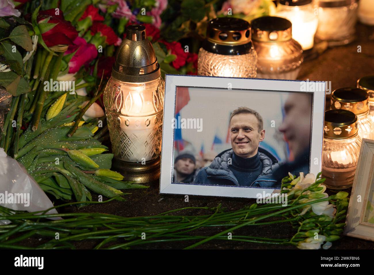Flowers and candles laid at spontaneous memorial for Russian opposition ...