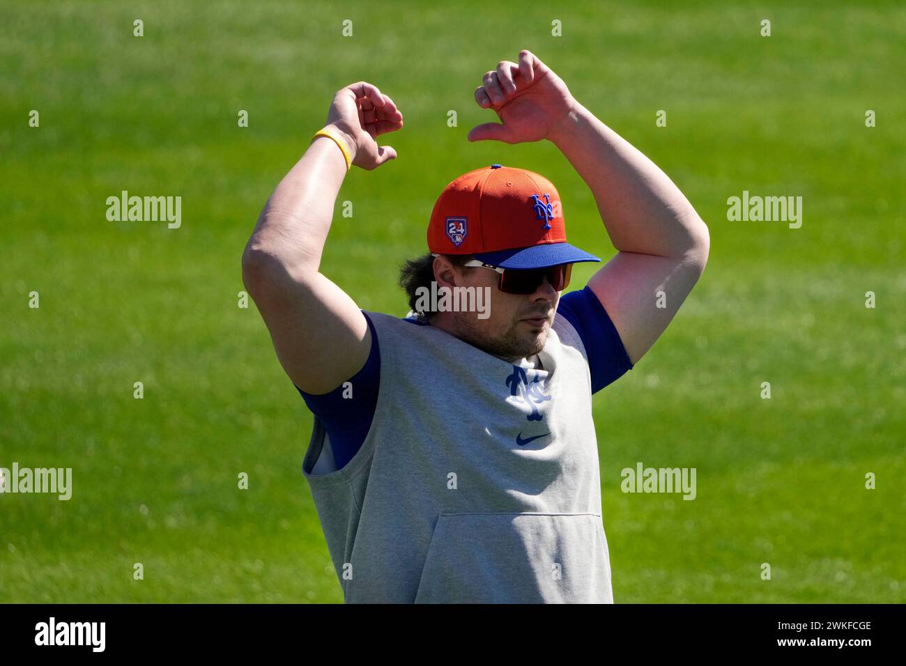 New York Mets' Luke Voit stretches during a spring training baseball ...
