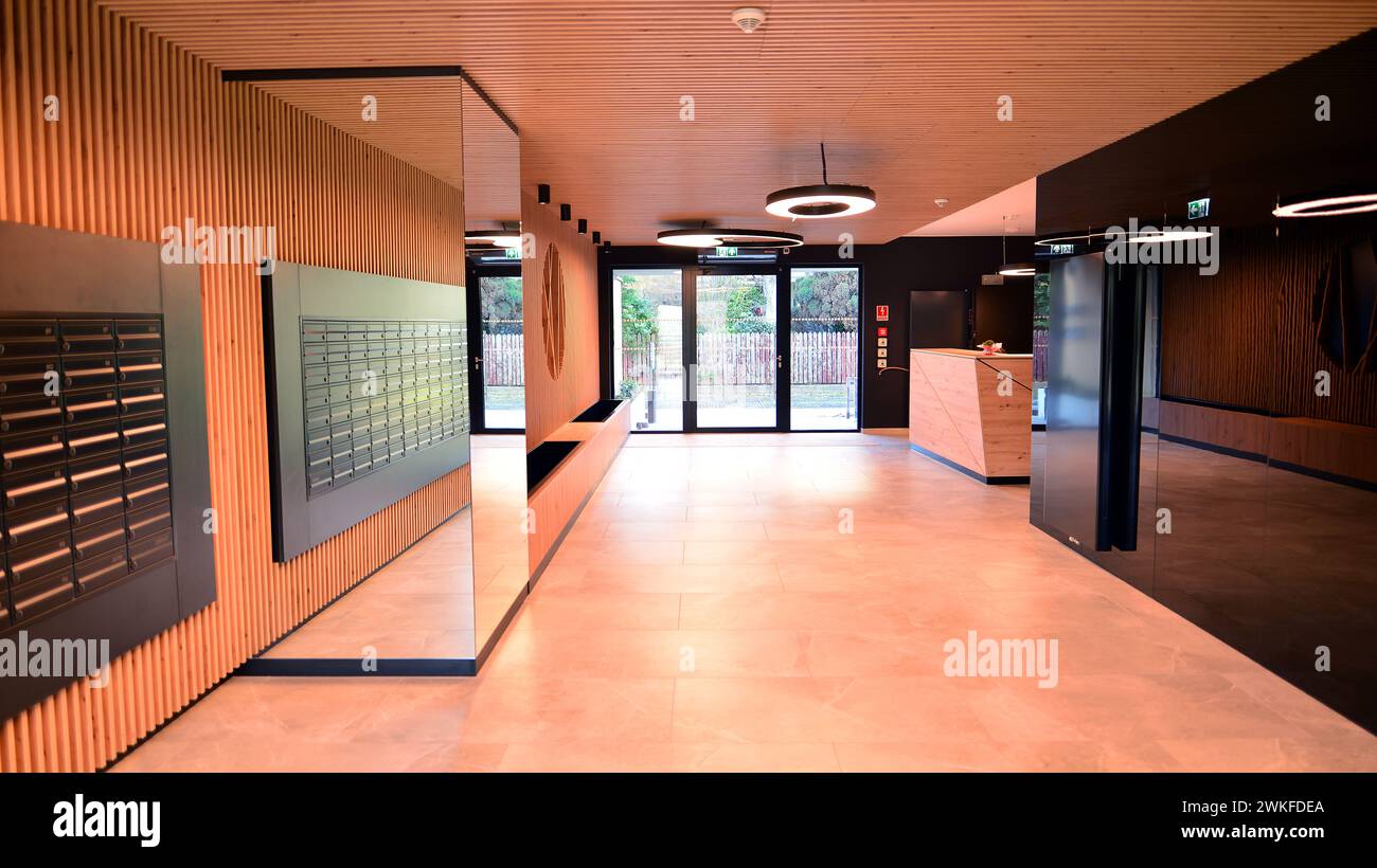 Modern reception. Apartment building lobby area Stock Photo - Alamy