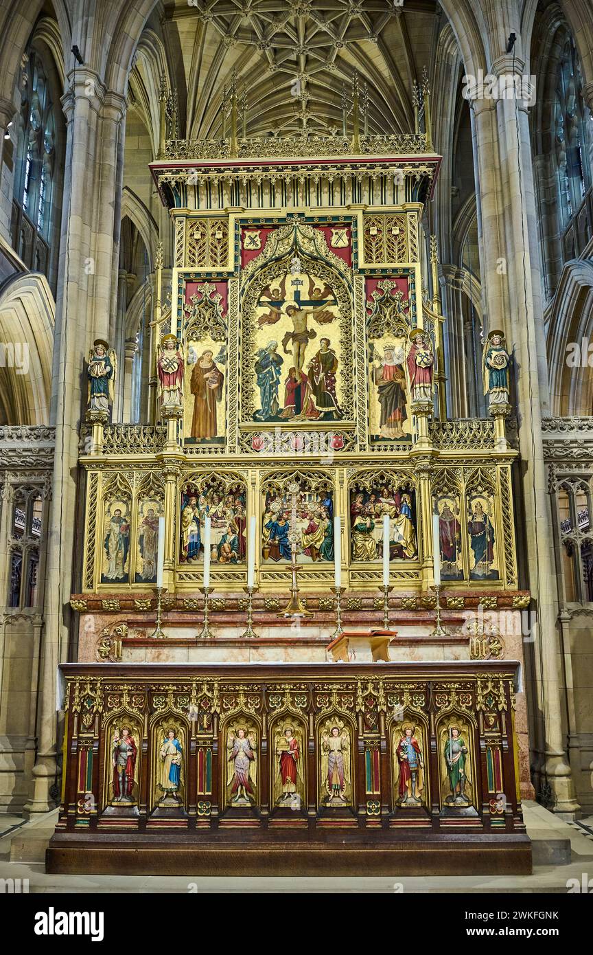 Wakefield Cathedral,Yorkshire,UK. The altar and carved angels Stock ...