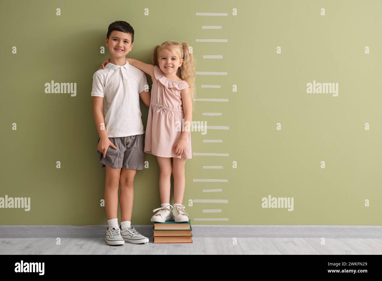 Tall boy short girl hi-res stock photography and images - Alamy