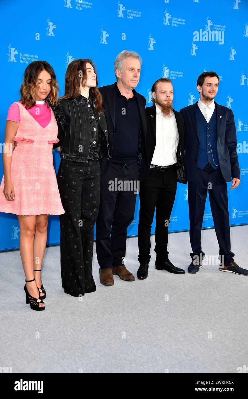 Lyna Khoudri, Anamaria Vartolomei, Bruno Dumont, Julien Manier und ...
