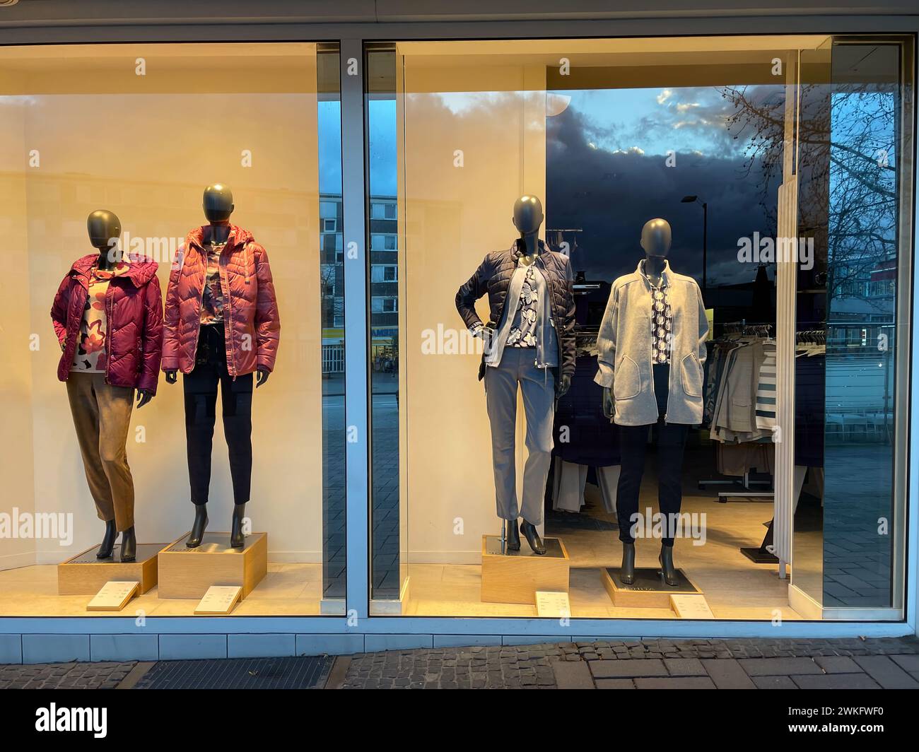 shop window with mannequins and winter clothing Stock Photo - Alamy