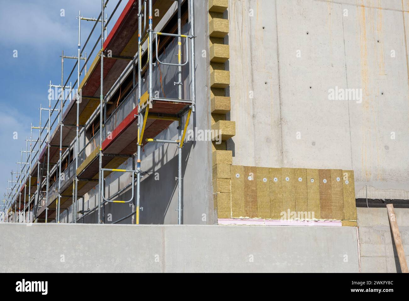 Insulating the wall for the cold barrier uses mats of rock wool ...