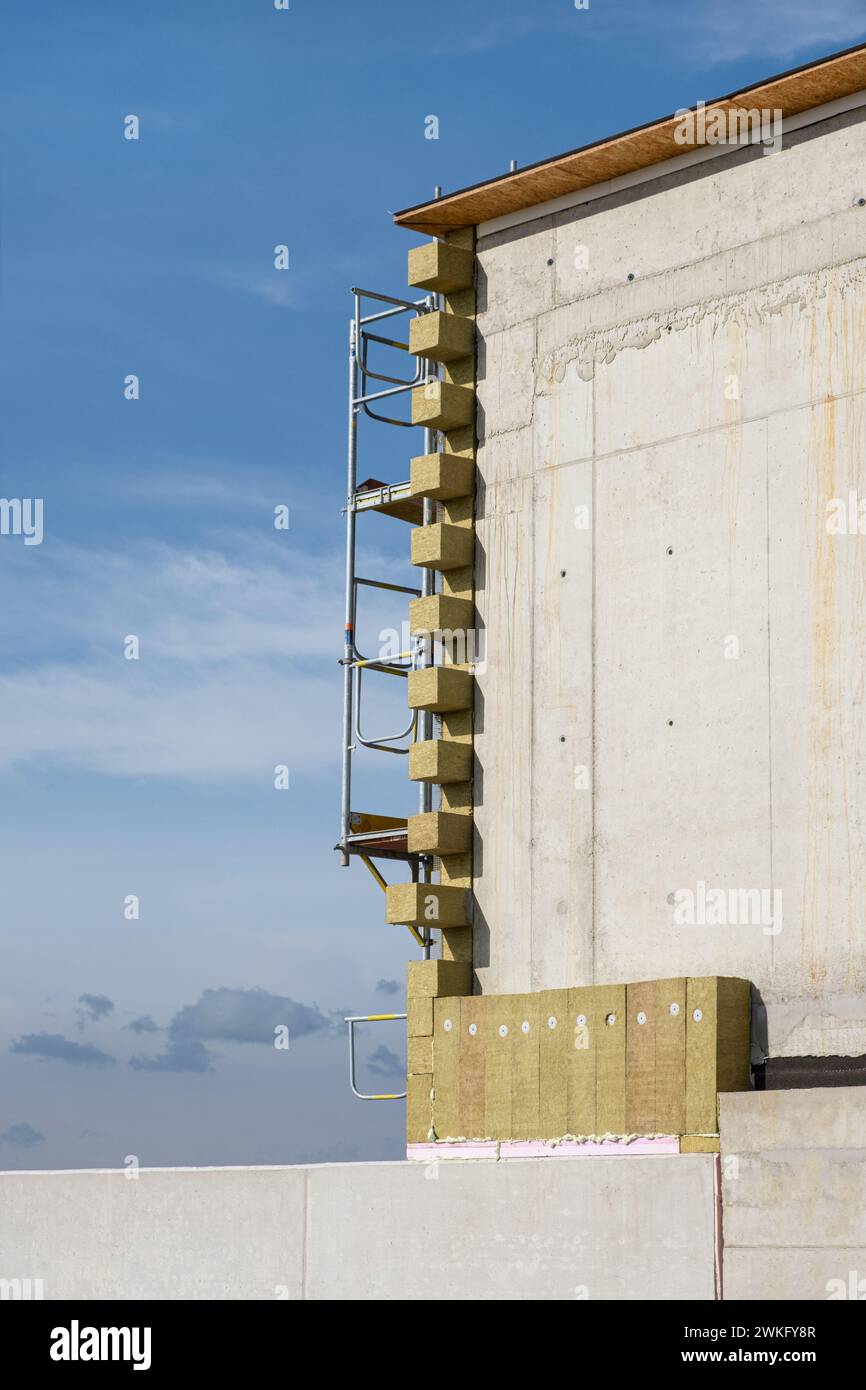 Insulating the wall for the cold barrier uses mats of rock wool ...