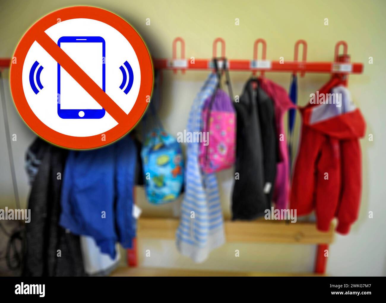 20.02.2024, Thema Handyverbot in Schulen. Bildmontage Smartphone-Raus ...