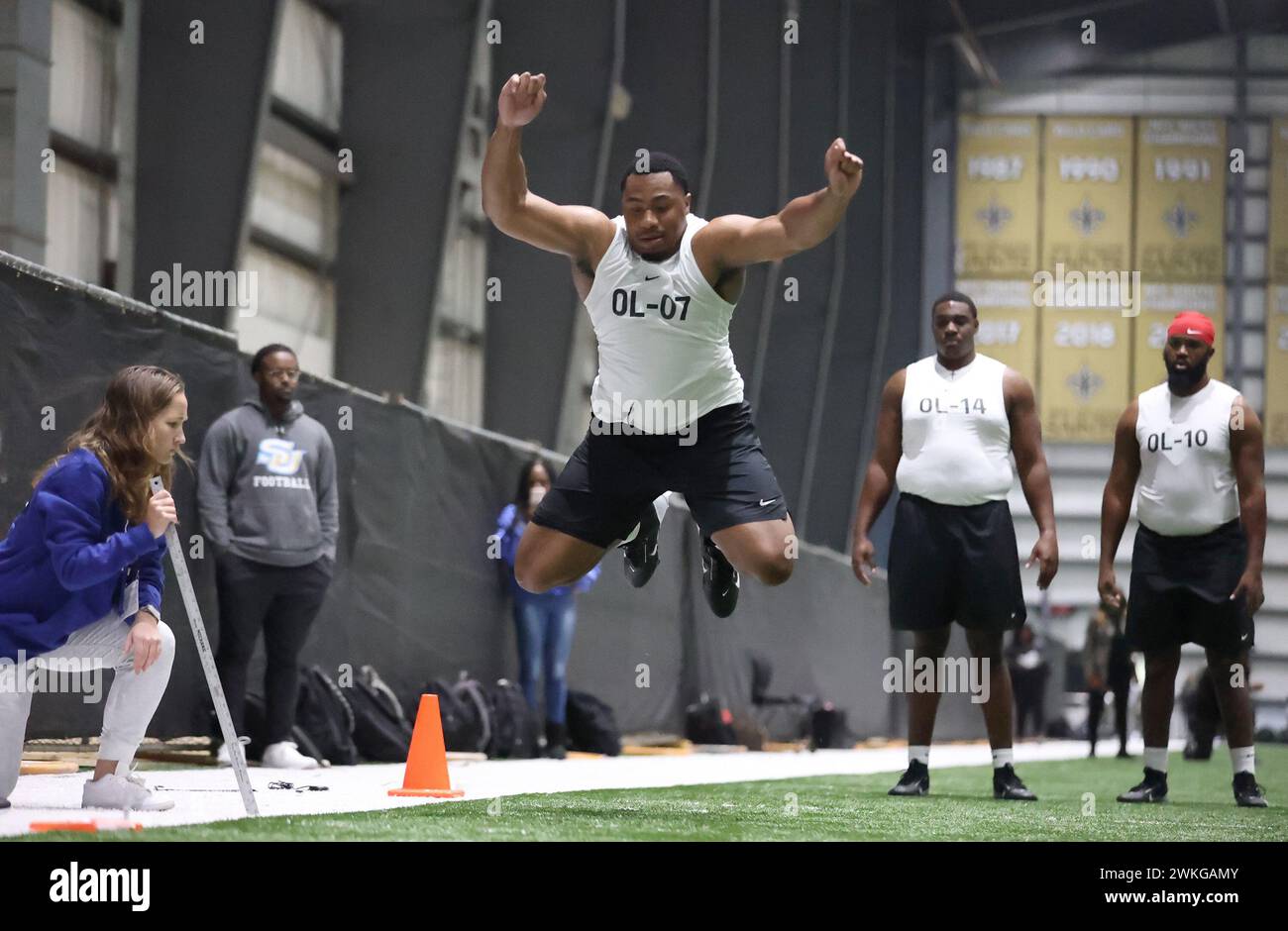 Standing broad jump hi-res stock photography and images - Alamy