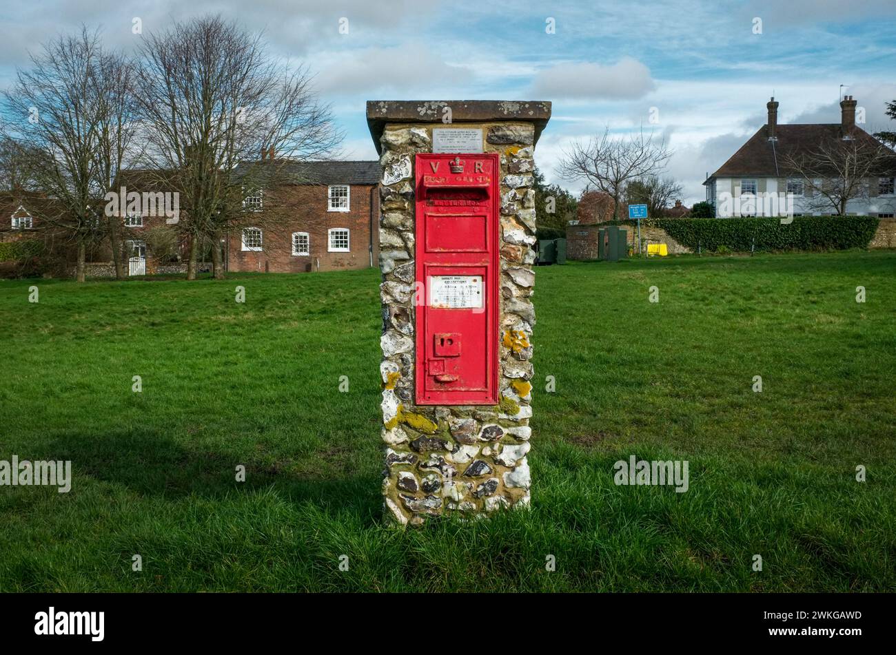 Cast iron queen victoria wall mounted post box hi-res stock photography ...