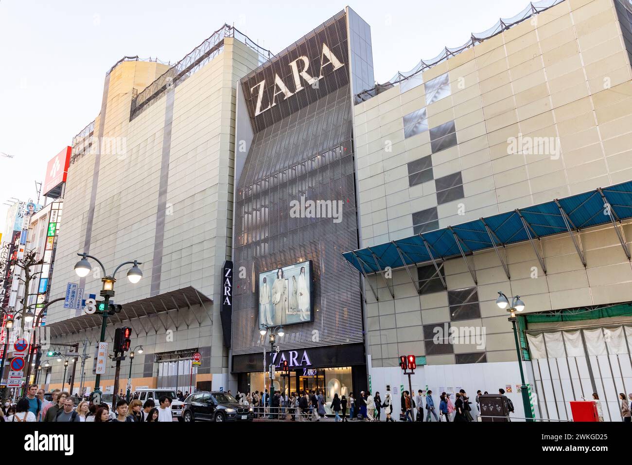 Shibuya Tokyo, Zara clothing store retailer in the busy downtown area ...