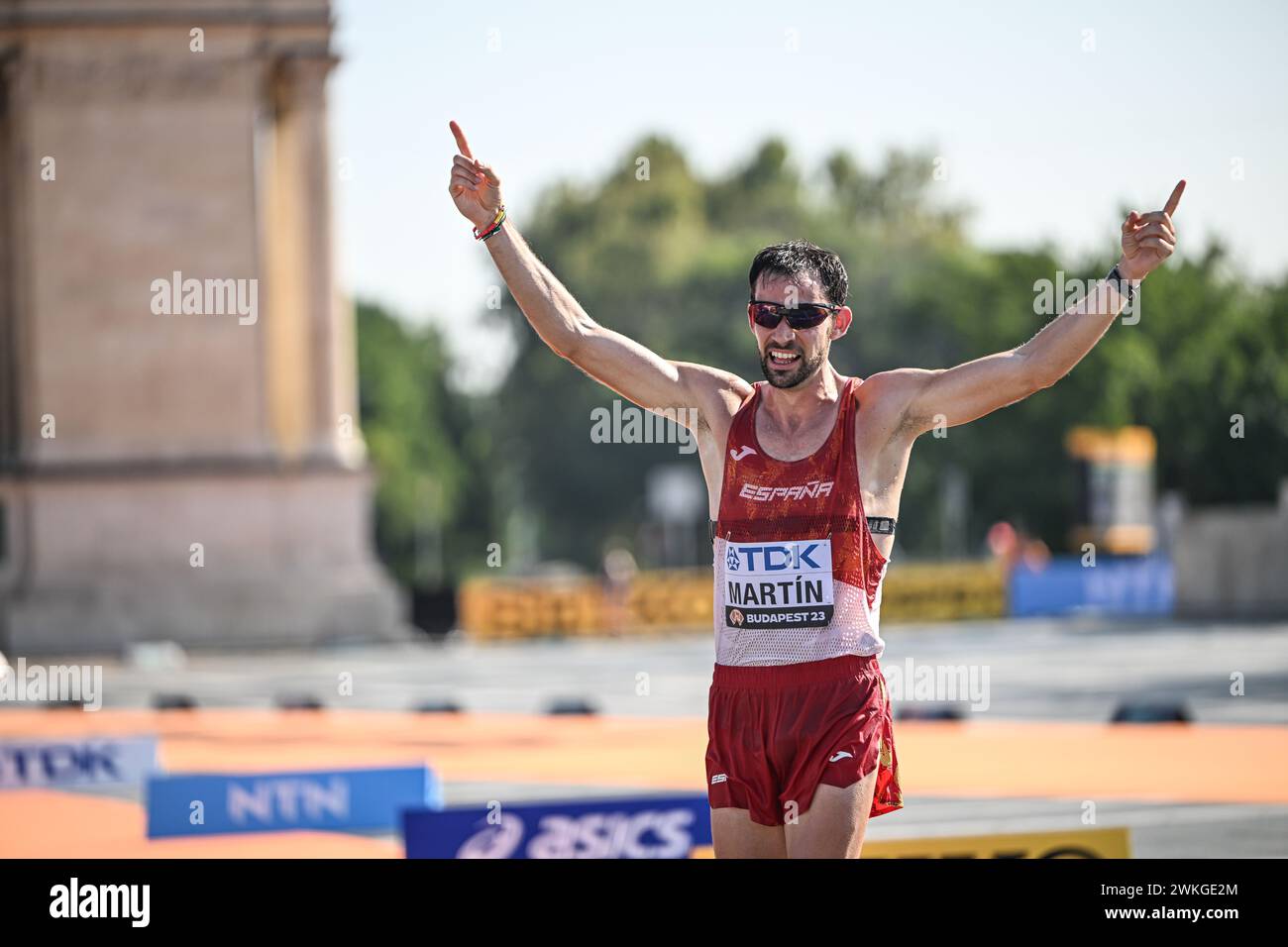 Álvaro MARTÍN winning in the 35 KILOMETRES RACE WALK at the World ...