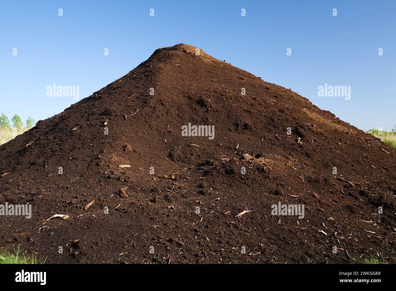 Mound of loose soil hi-res stock photography and images - Alamy