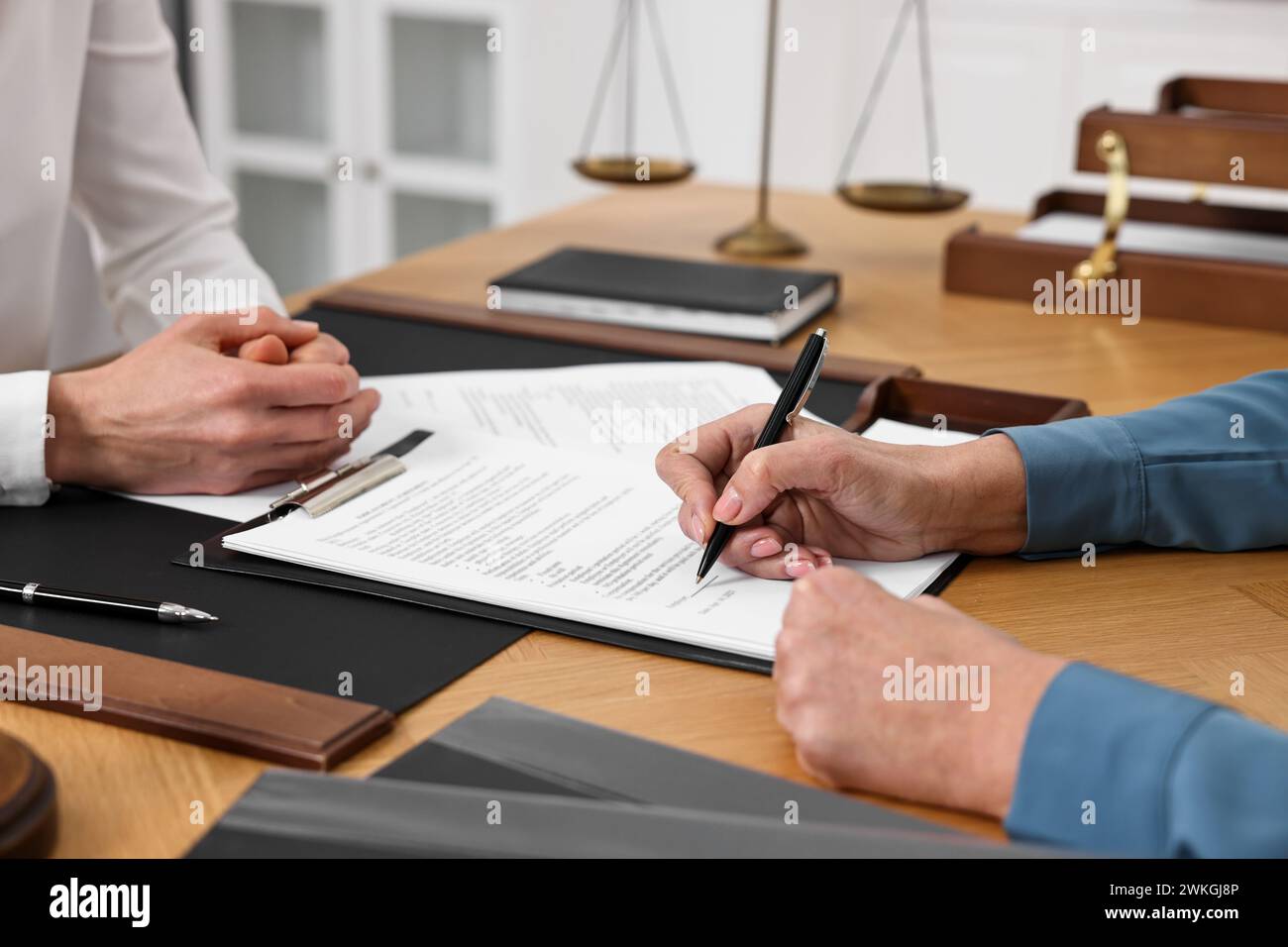 Signing with hands court case hi-res stock photography and images - Alamy
