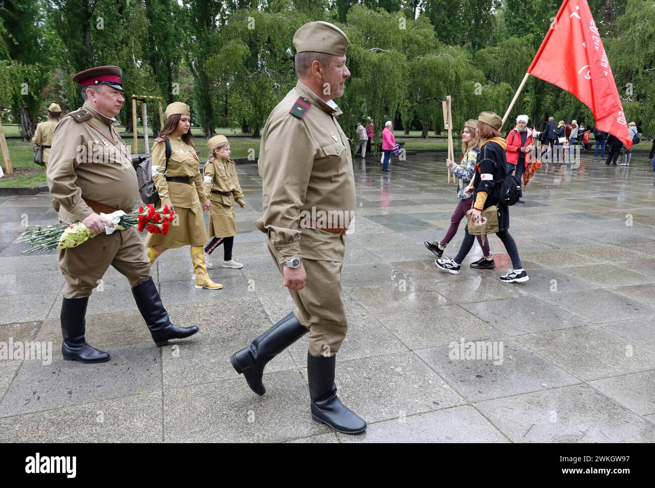 Men in Russian uniforms walk to the Russian memorial in Treptower Park ...