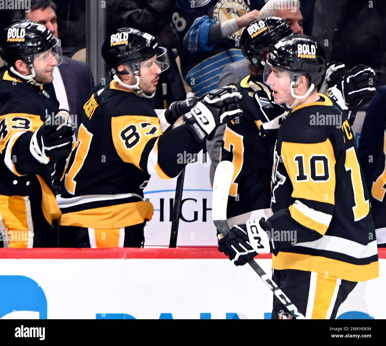 Pittsburgh Penguins left wing Drew O'Connor (10) celebrates with ...