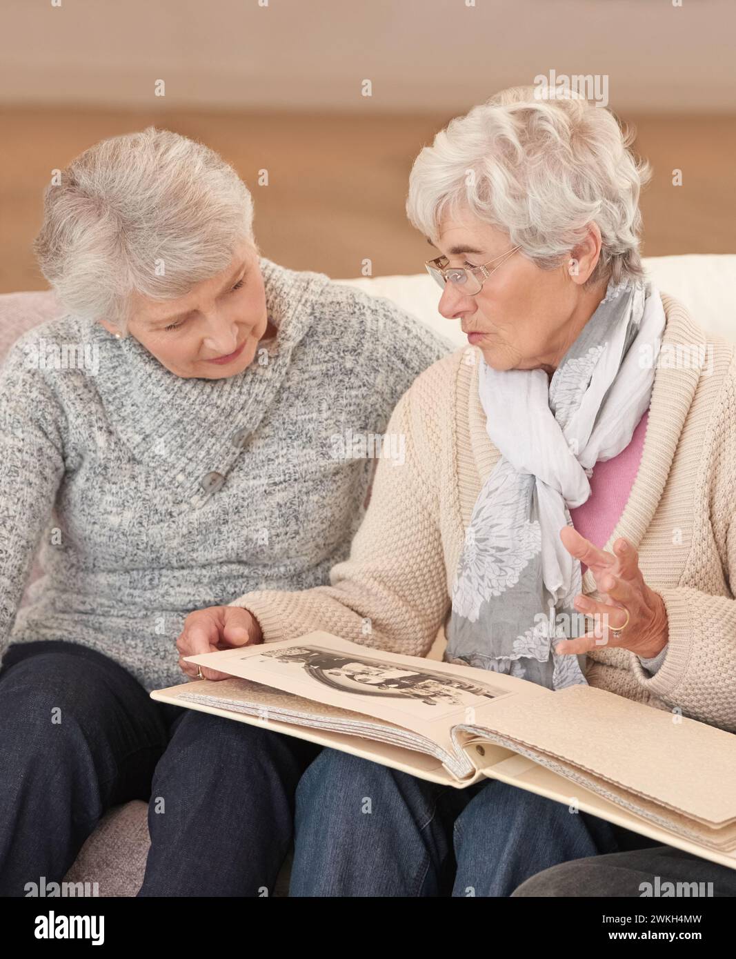 Women photo album hi-res stock photography and images - Alamy