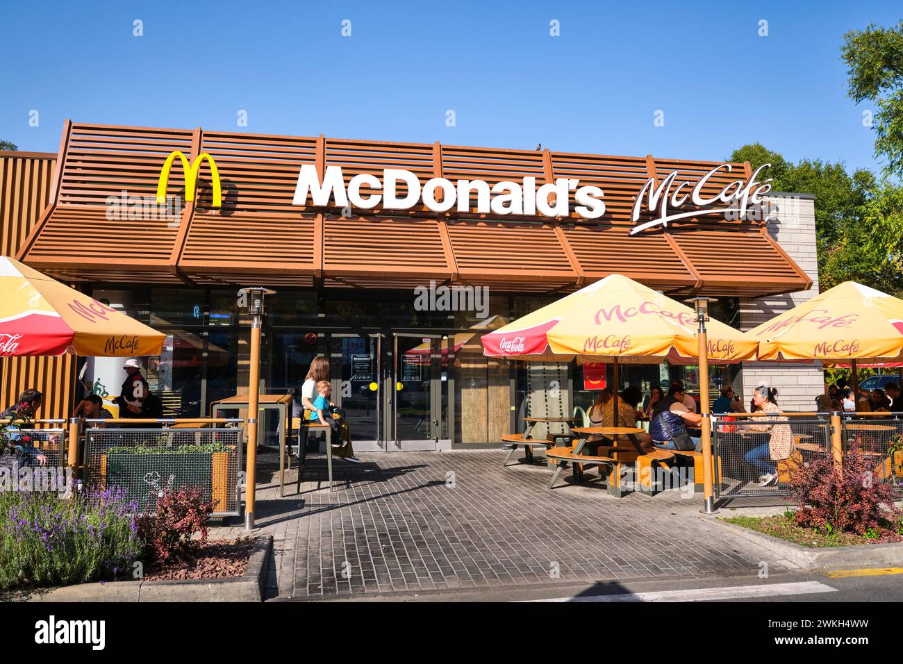 Mcdonalds seating hi-res stock photography and images - Alamy