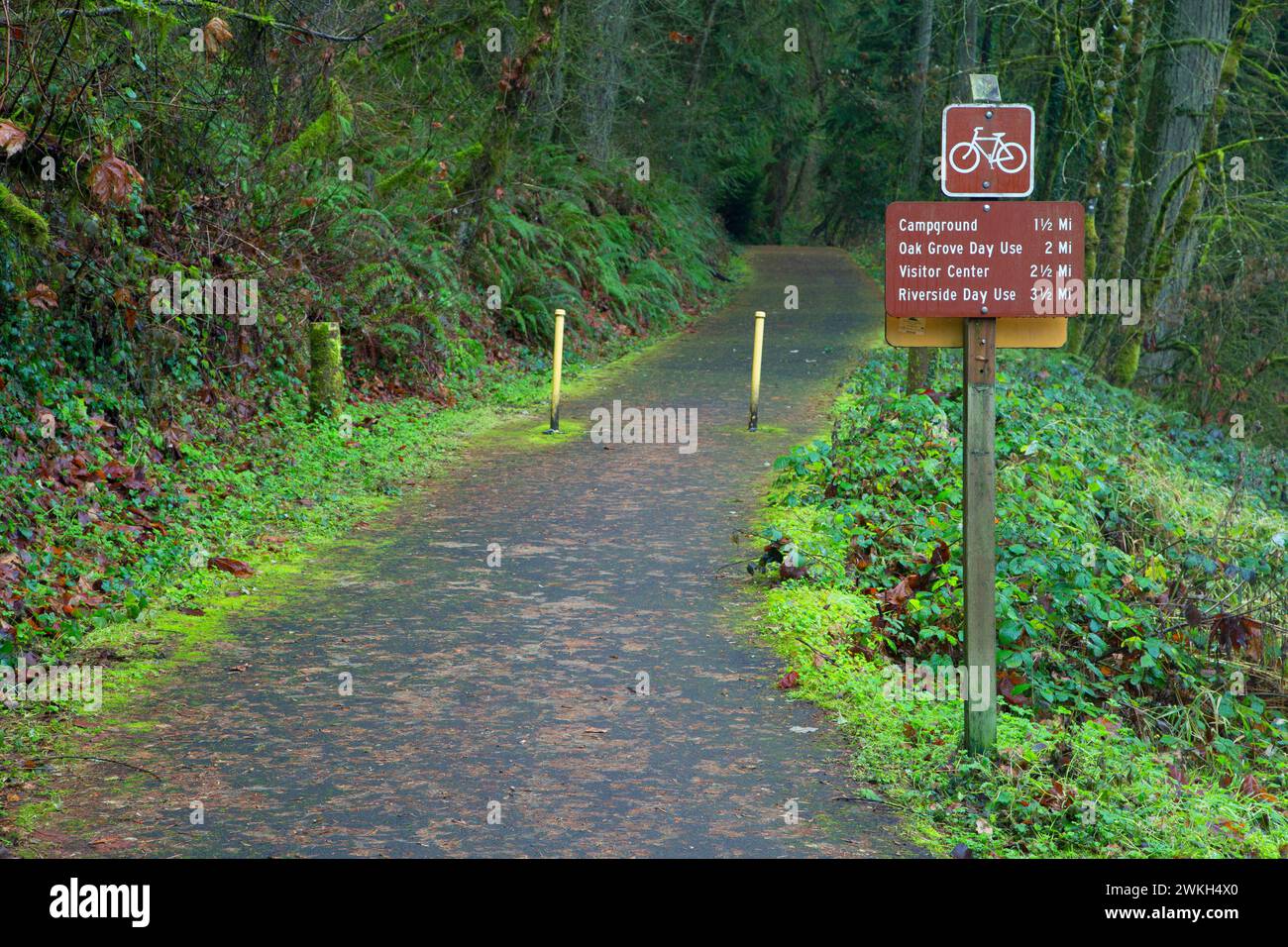 Hike and bike trail sign hi-res stock photography and images - Alamy