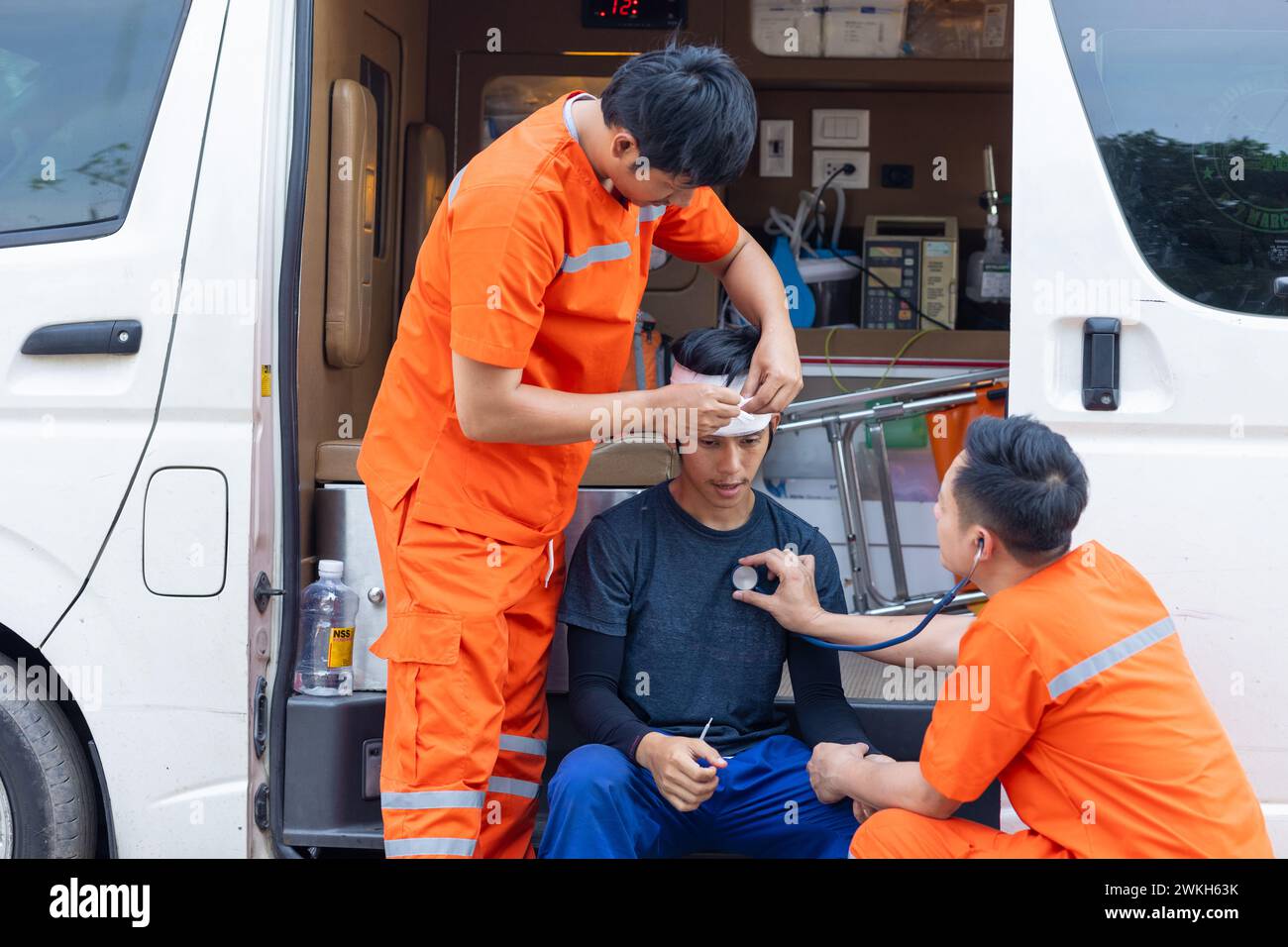 Woman emergency paramedic hi-res stock photography and images - Alamy