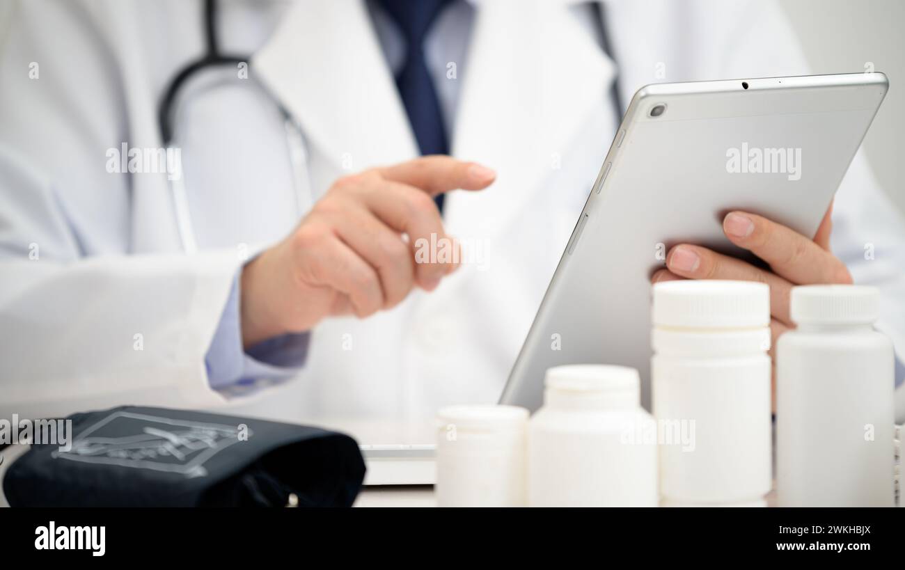 Men's Doctors Using Tablets, Telemedicine Concepts Stock Photo - Alamy