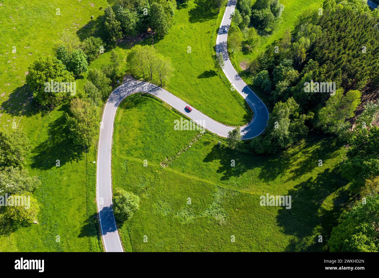Luftbild der kurvenreichen Serpentinenstraße zwischen Reifland und ...
