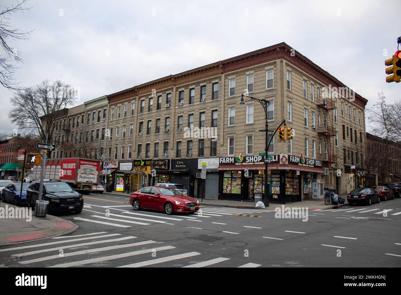 Bustling parking hi-res stock photography and images - Alamy