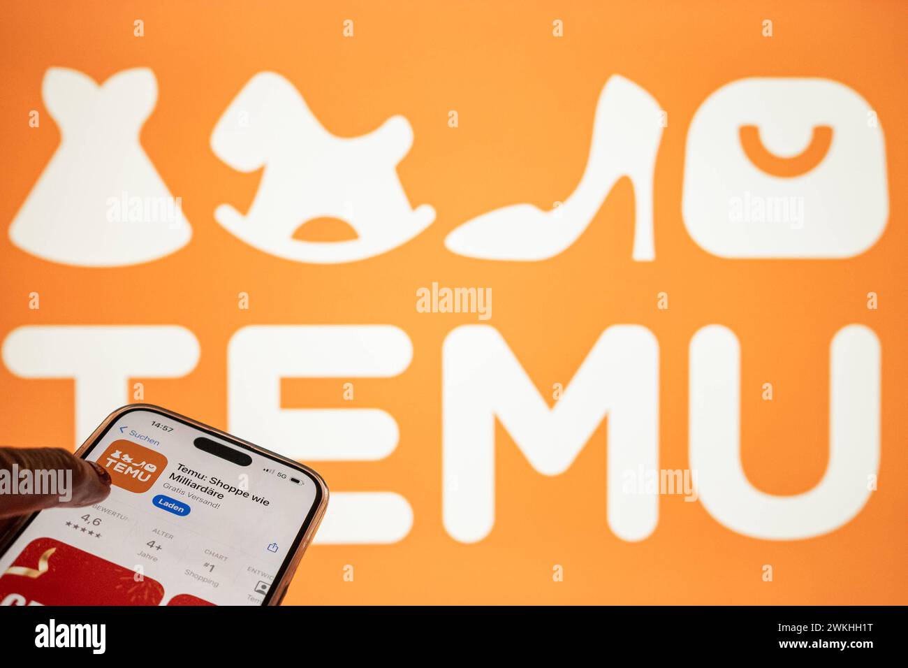 Handy mit geöffnetem App Store für TEMU-Download vor Logo-Hintergrund ...