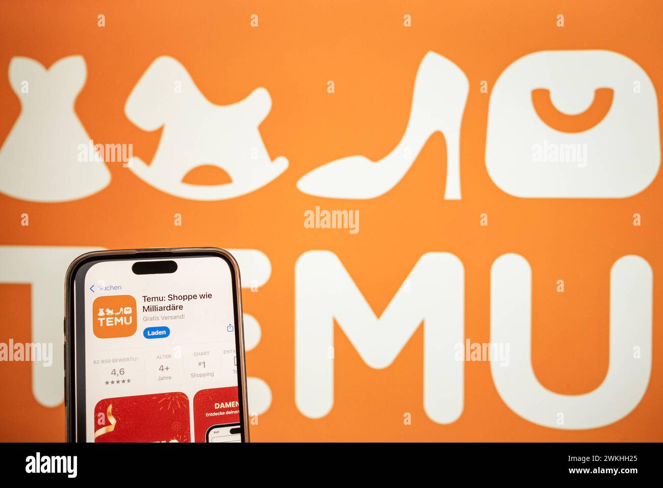 Handy mit geöffnetem App Store für TEMU-Download vor Logo-Hintergrund ...