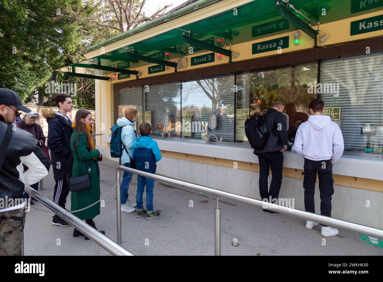 Zoo ticket office hi-res stock photography and images - Alamy
