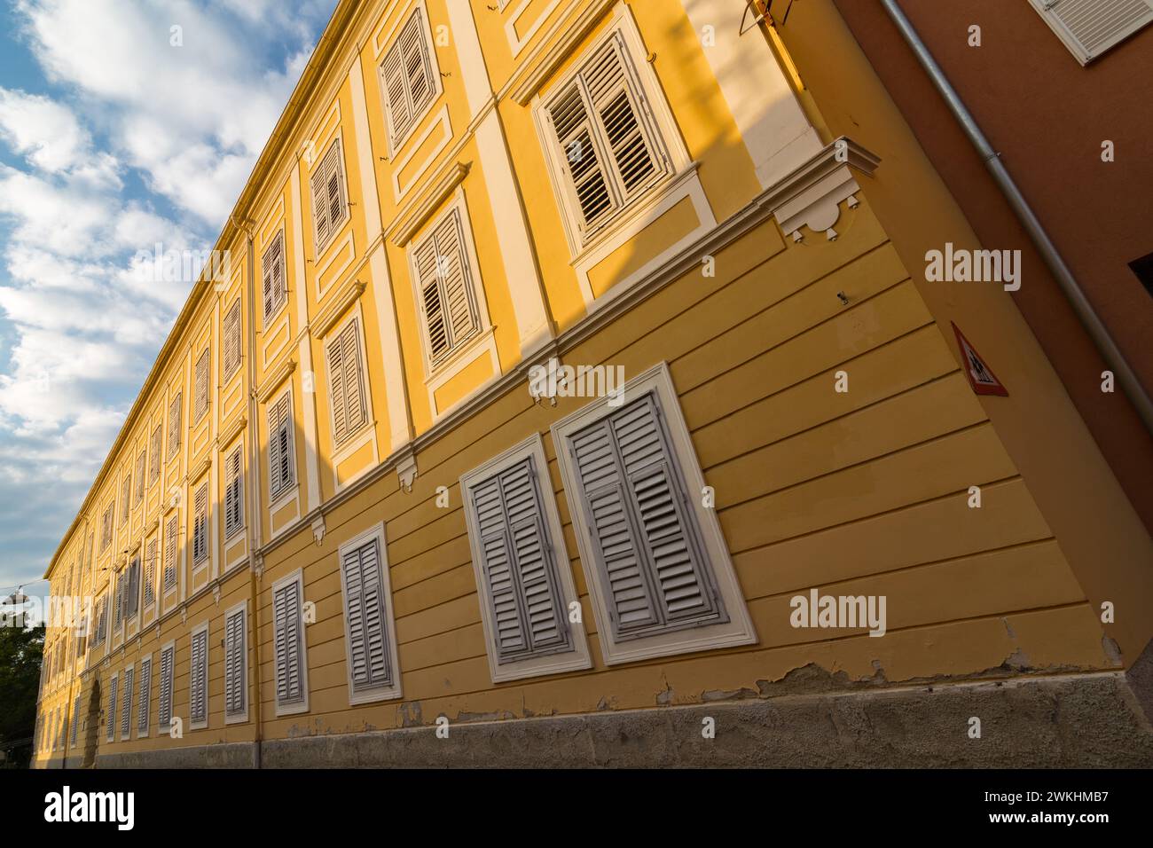 Windows wide apartment building hi-res stock photography and images - Alamy
