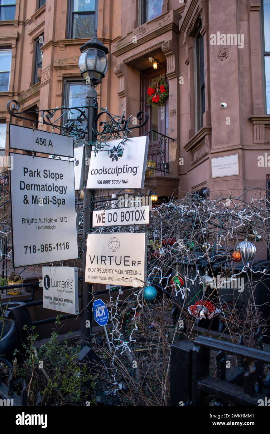 Storefront multiple business signs hi-res stock photography and images ...