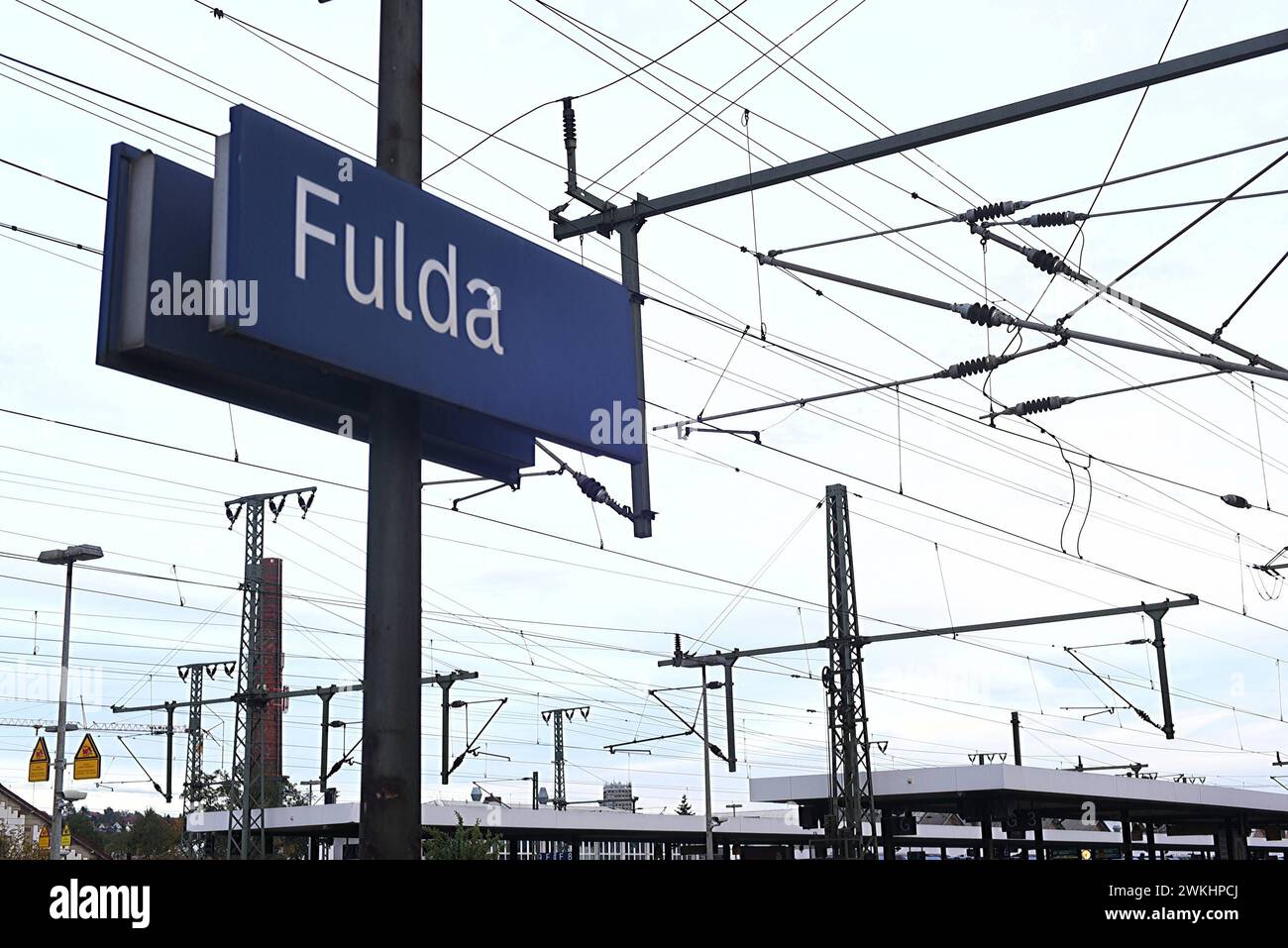 Oberleitungen und ein blaues Stationsschild für den Bahnhof Fulda ...