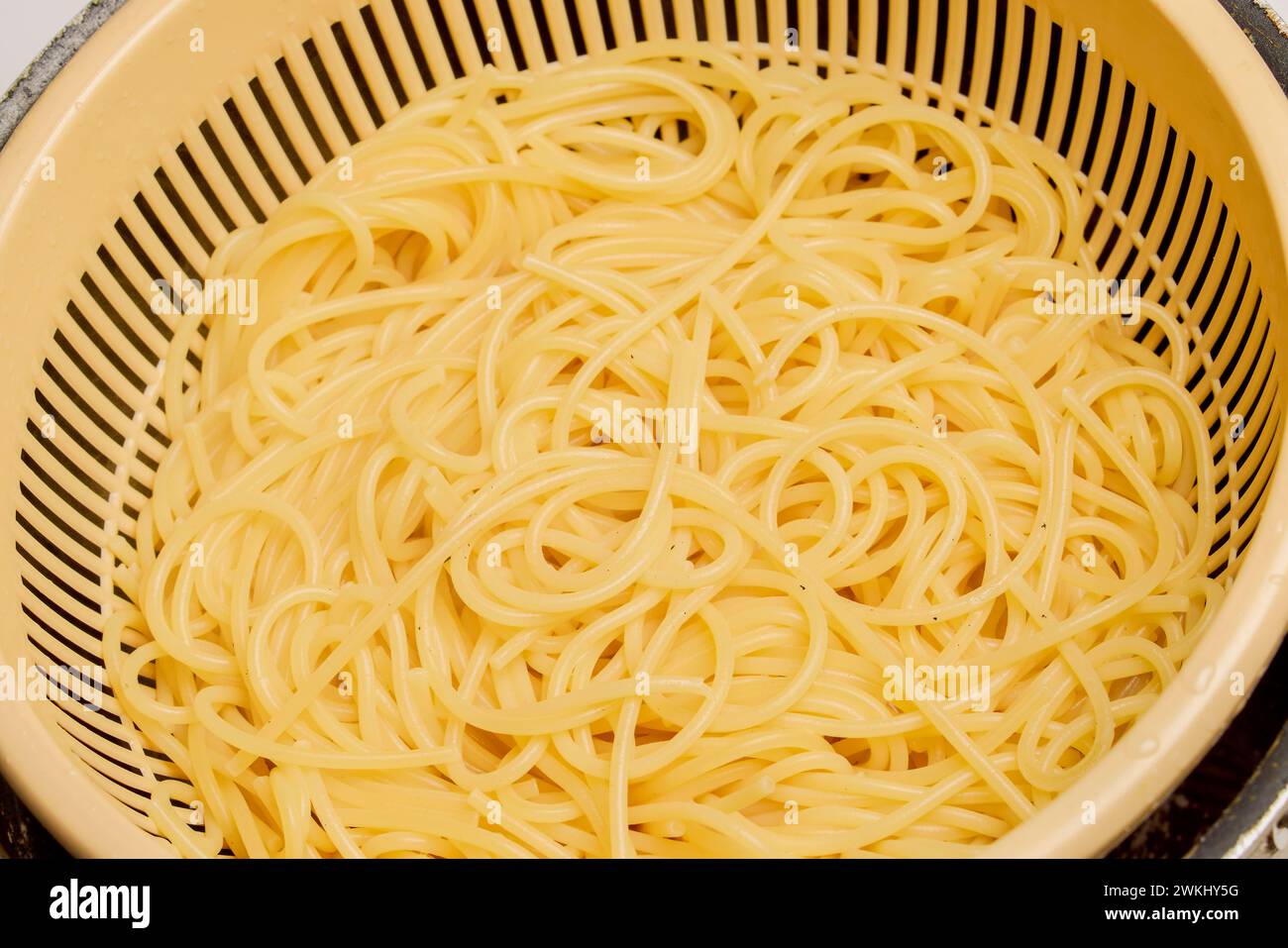 Spaghetti in strainer hi-res stock photography and images - Alamy