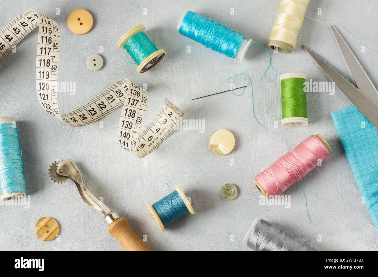 White tracing threads hi-res stock photography and images - Alamy