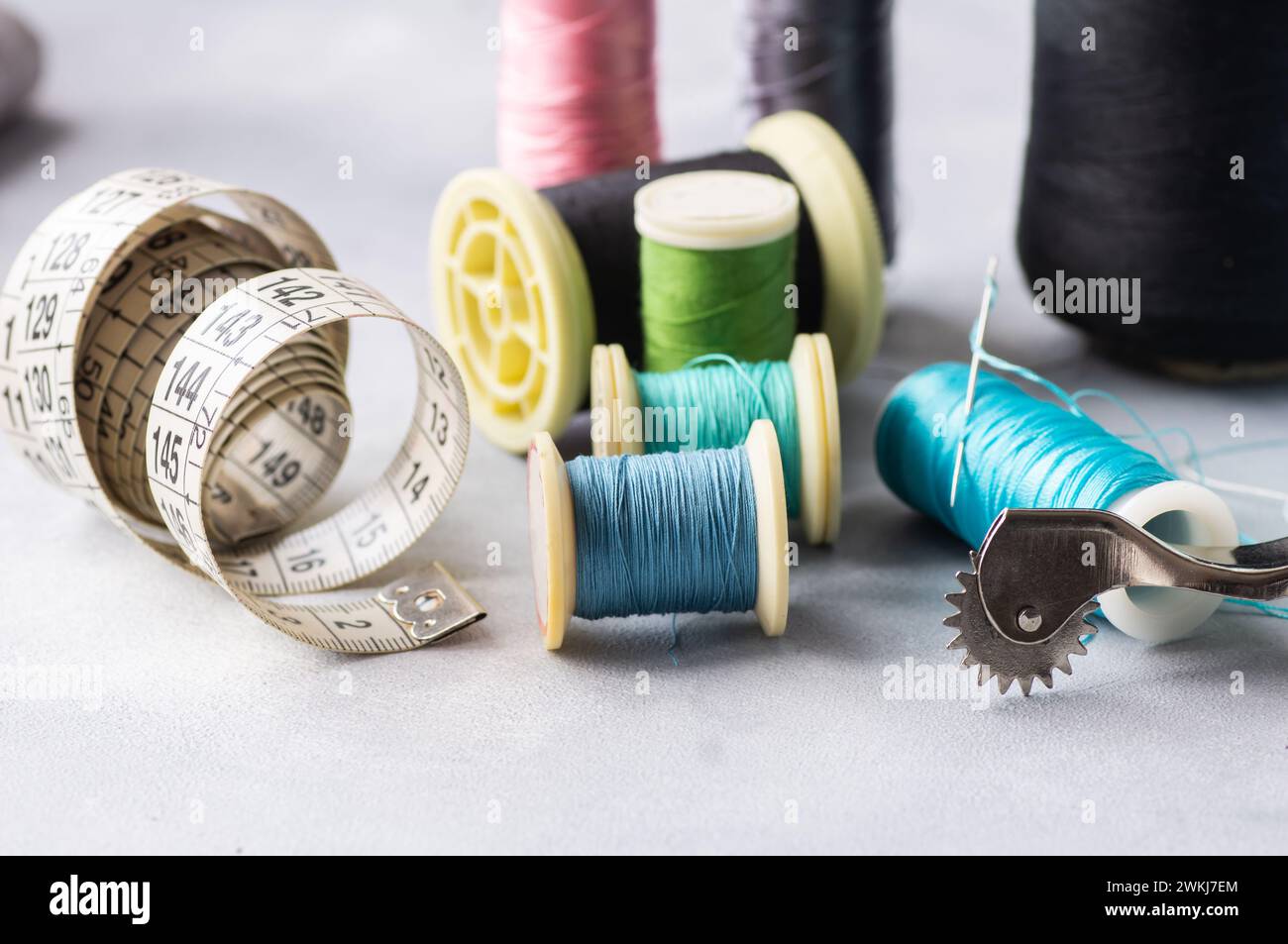 White tracing threads hi-res stock photography and images - Alamy