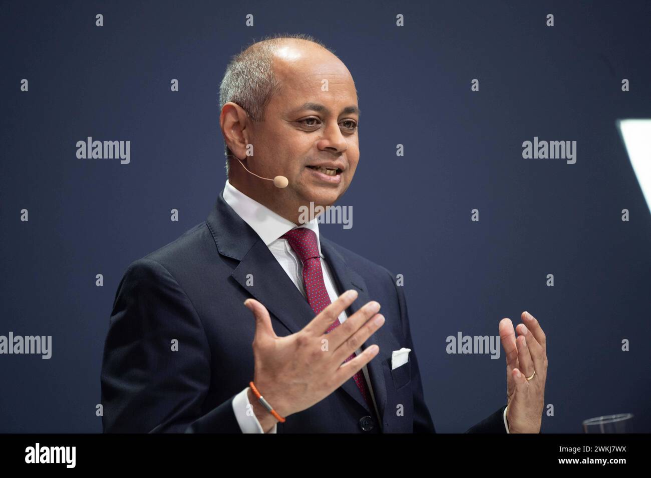 Michael SEN, Vorstandsvorsitzender, CEO, bei seiner Rede ...