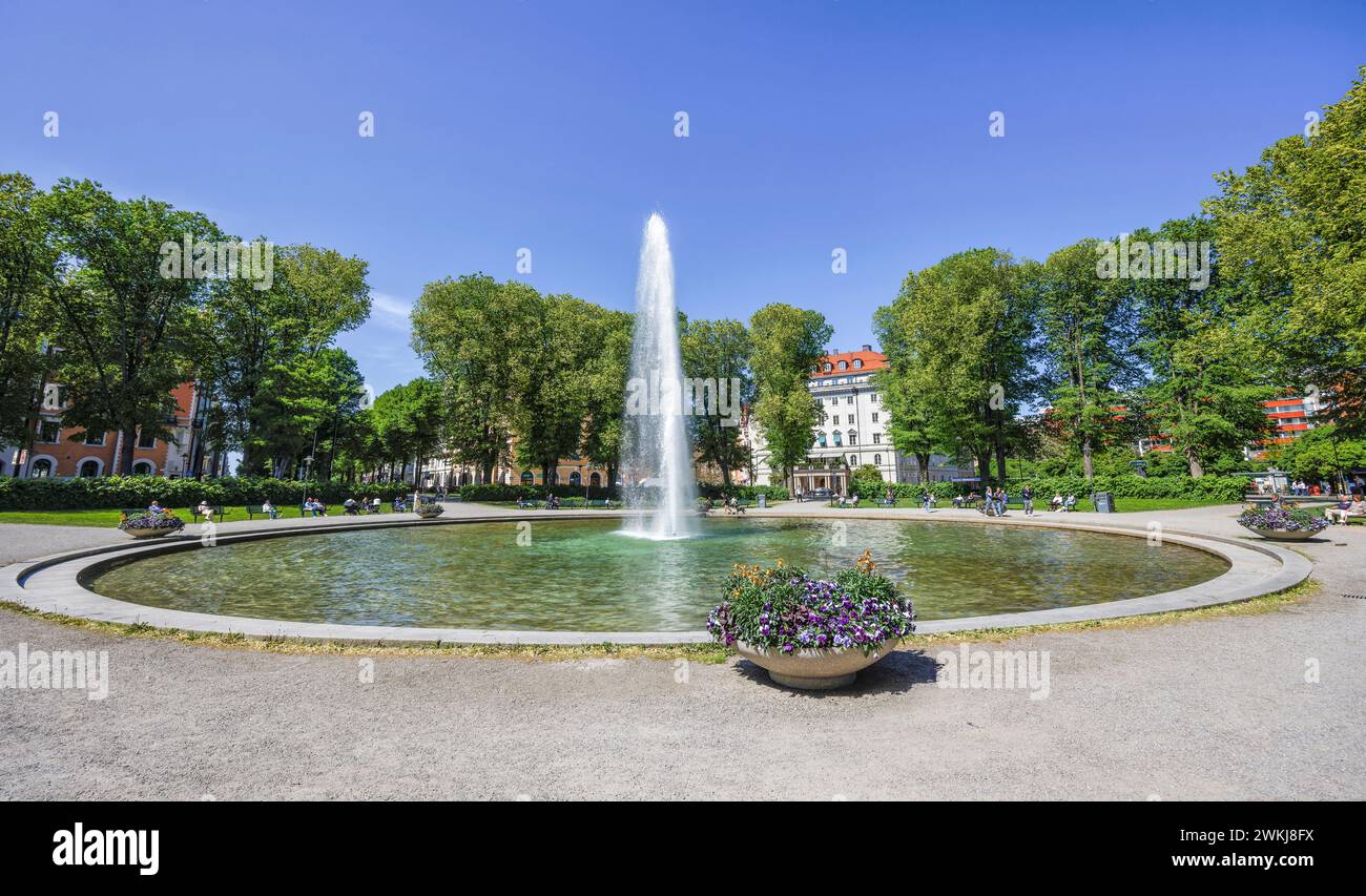 Fountain in the pond hi-res stock photography and images - Alamy