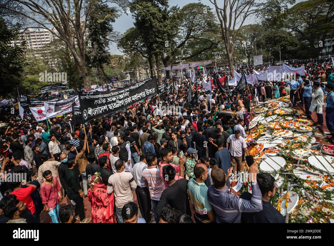 Dhaka, Bangladesh. 21st Feb, 2024. People pay tribute during the ...