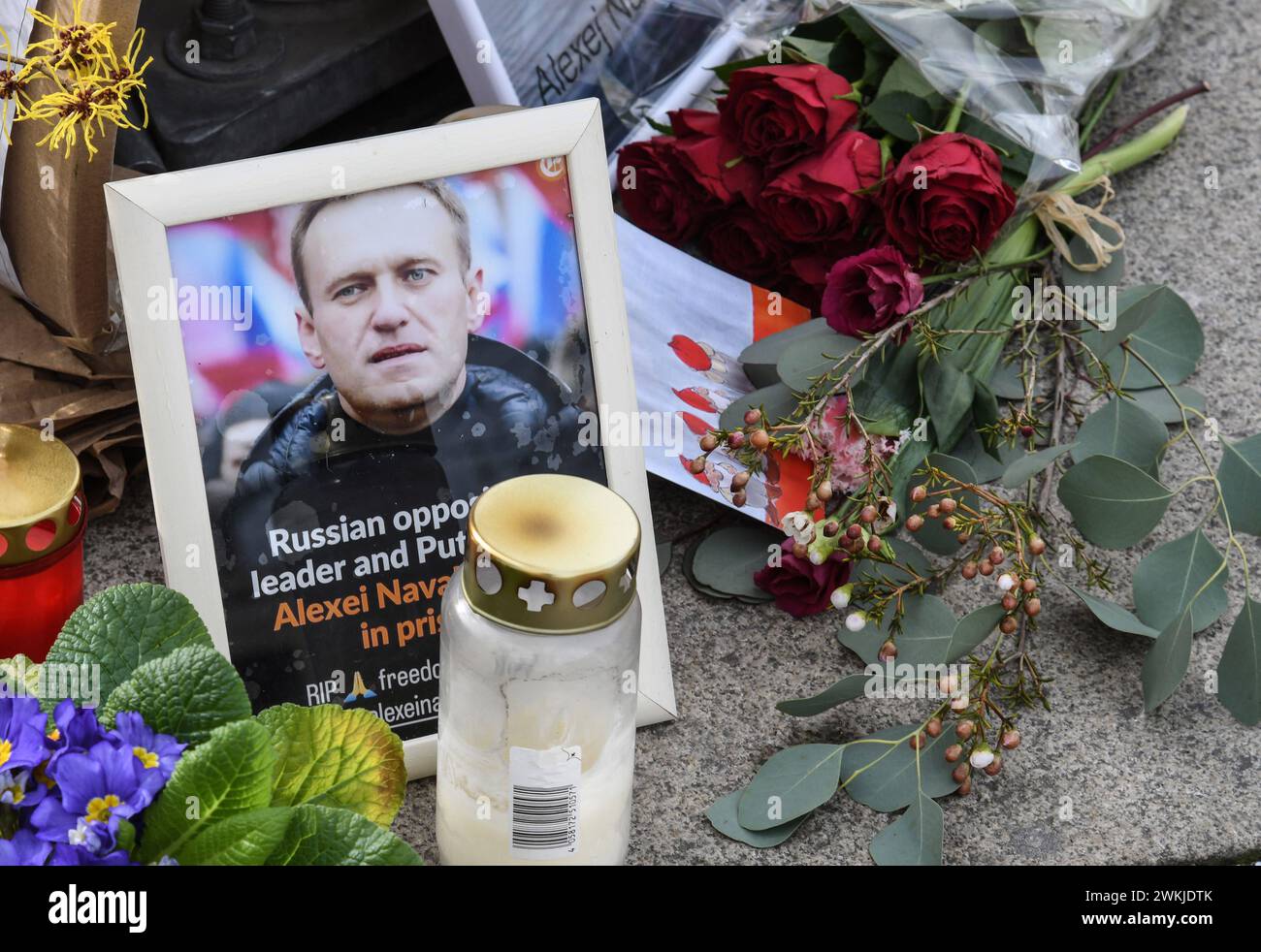Trauer um Alexey Nawalny- Kerzen, Bilder , Blumen , letzte Gruesse ...