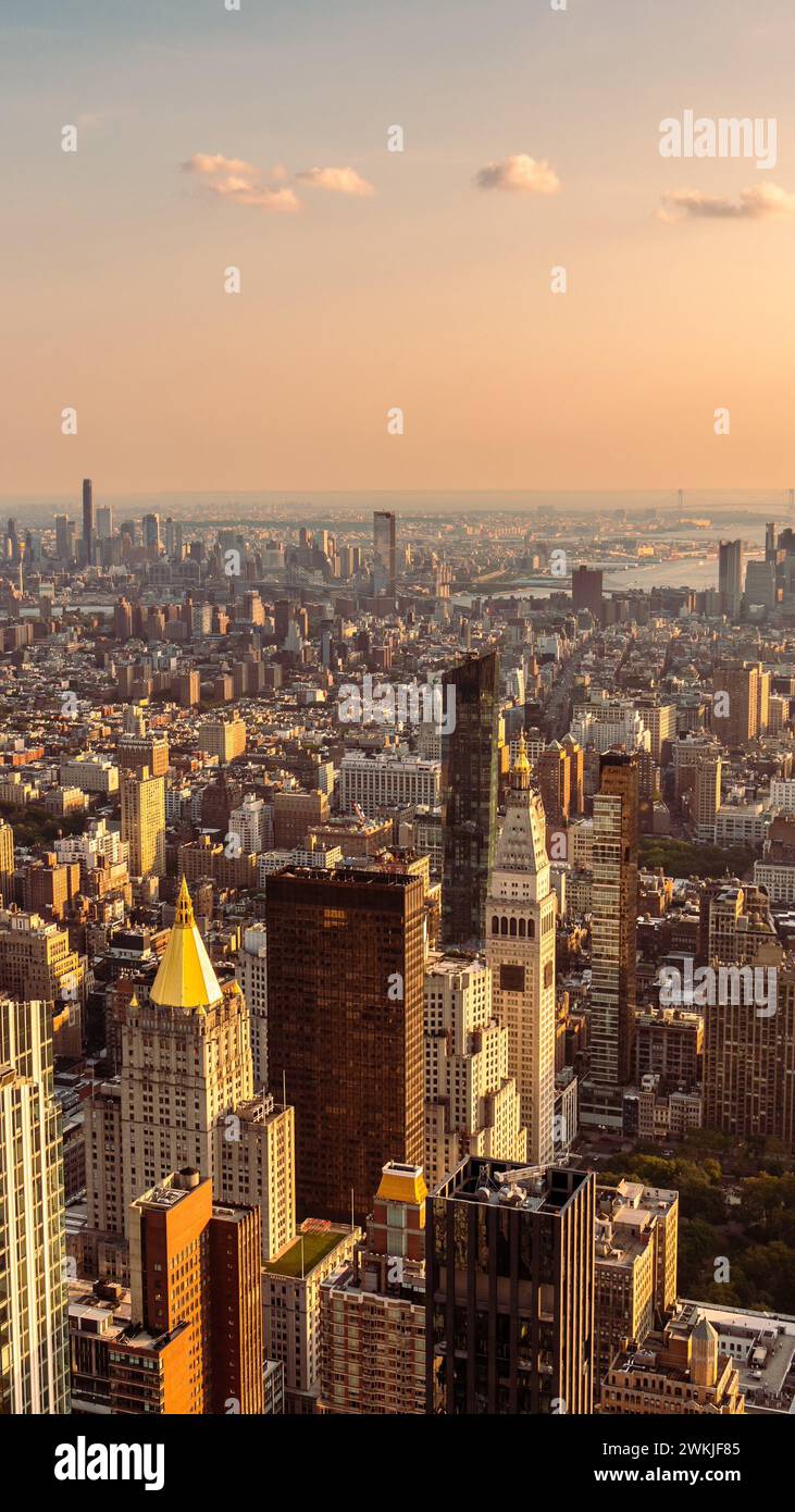 Rising aerial new york skyline hi-res stock photography and images - Alamy