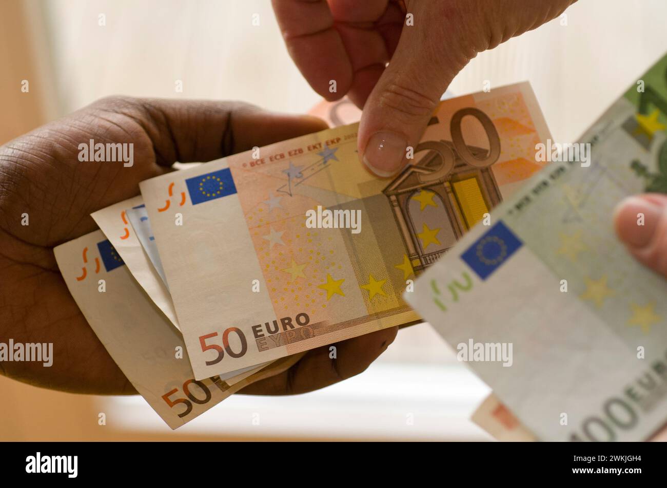 Geld bezahlen hi-res stock photography and images - Alamy